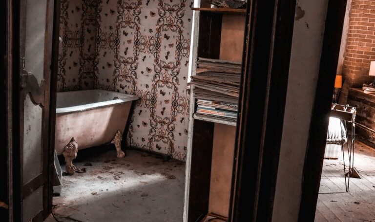 How to Remove a Rust Stain From Bathtubs | Housing First Initiative